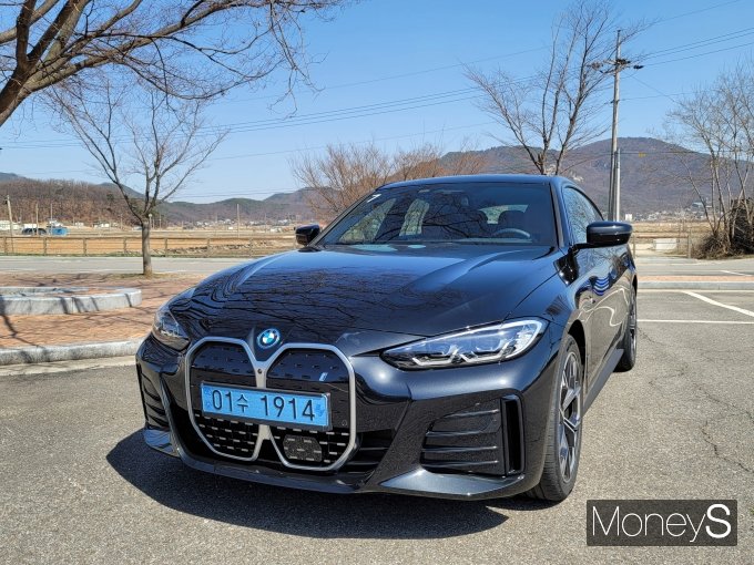 [시승기]역동적 주행능력에 스포티한 외모… 전기차 ‘BMW i4’ - 동행미디어 시대